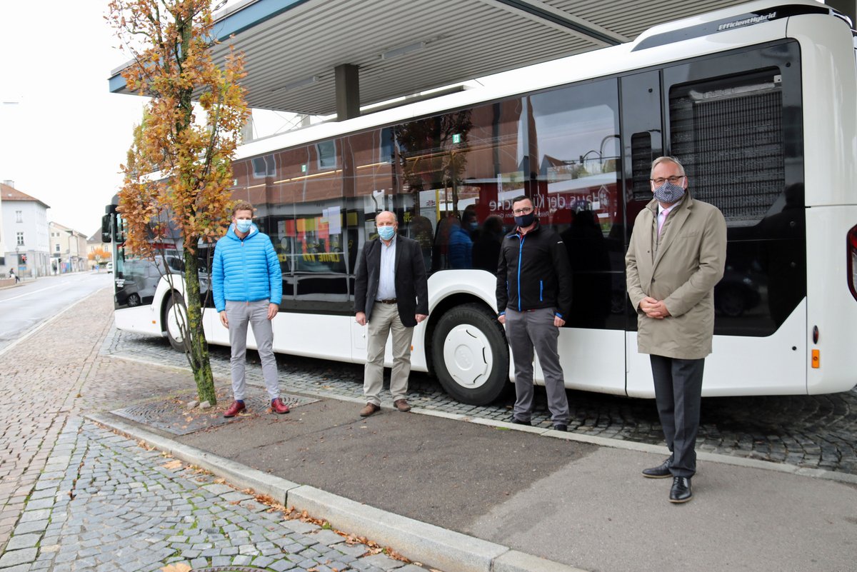 Stadt Memmingen: Moderner Hybrid-Bus im Stadtverkehr unterwegs