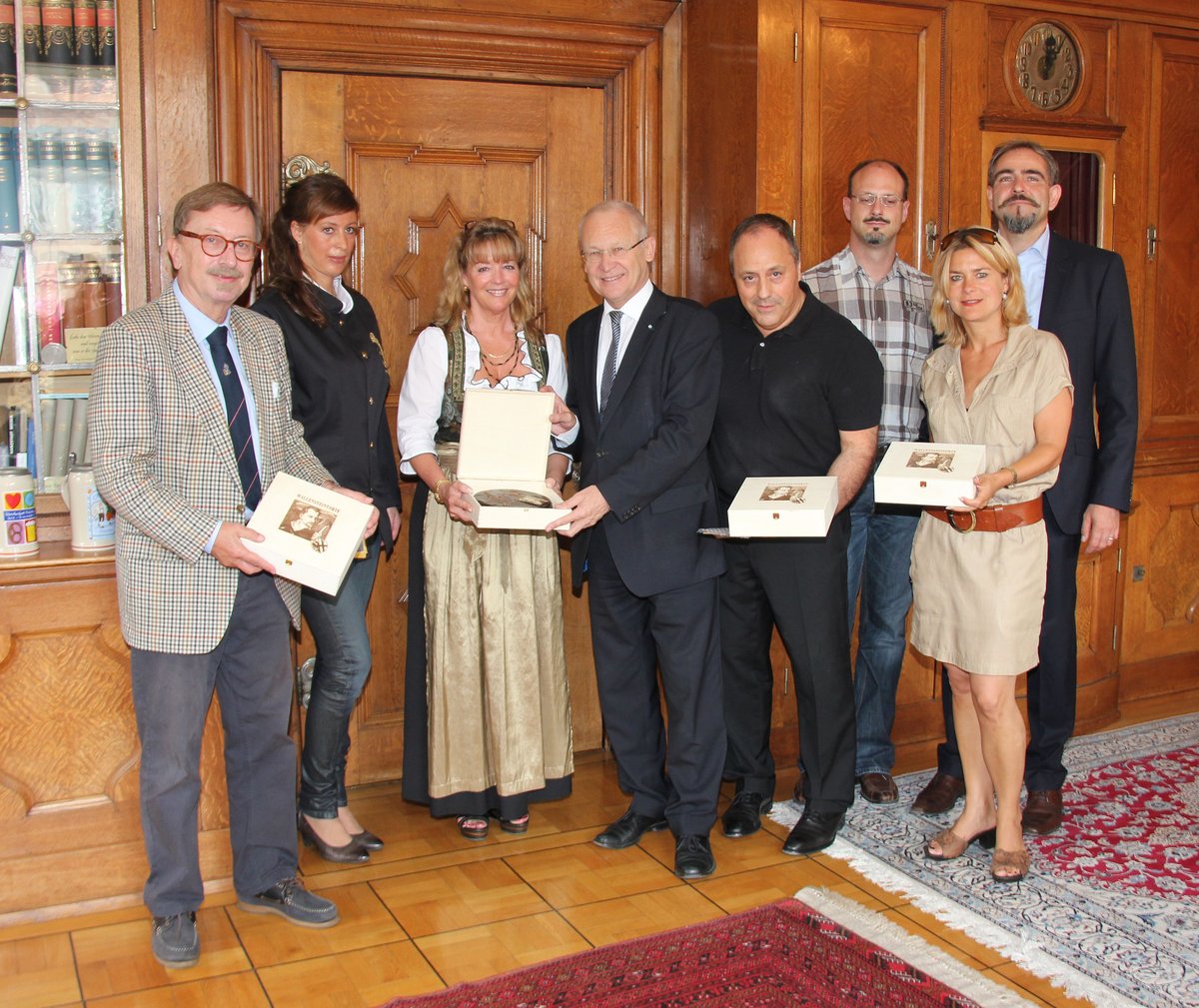 Stadt Memmingen: Wallenstein-Torte im Rathaus präsentiert